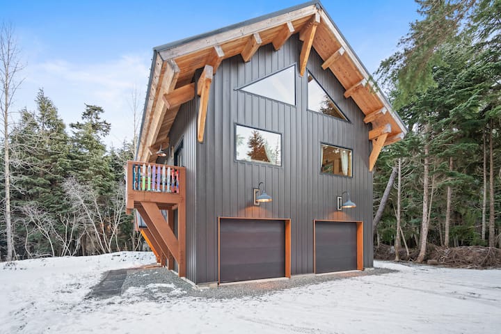 Timber House Boutique Bungalow - Girdwood, AK