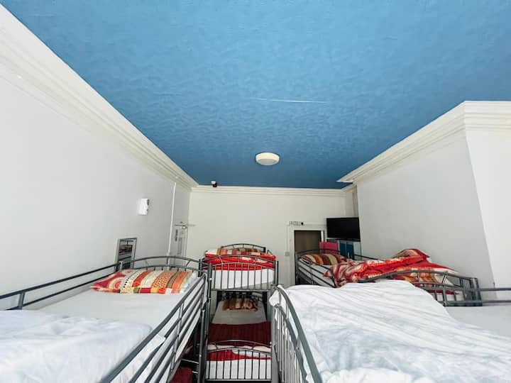 Room For 8 People-4 Bunk Beds - Blackpool
