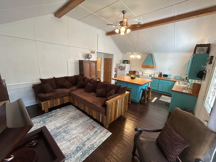 Moon Hill Cabin-the George & Mary Bailey Bungalow - Van, TX