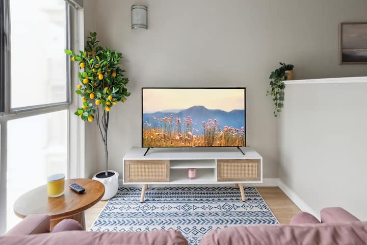 Sunny Santa Monica Studio | Balcony + Free Parking - Santa Monica Beach, CA