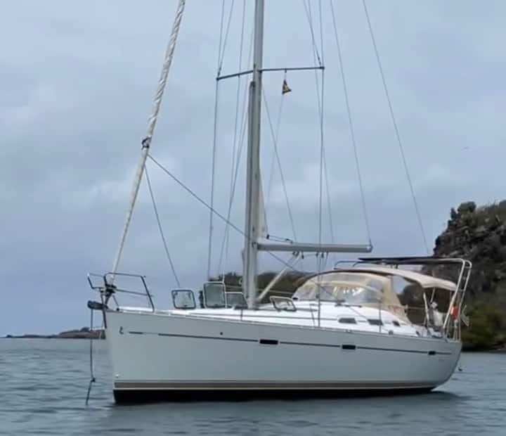 40ft Yacht, 3 Bdrm, 2 Bath, Sleeps Up To 6 - Stock Island, FL