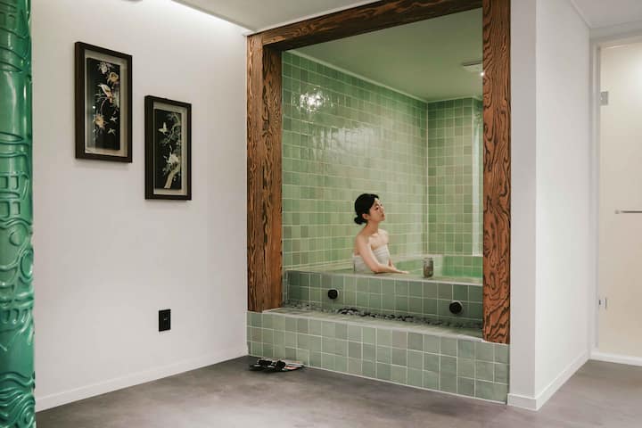 #대형욕조  #감성숙소 #한국전통감성  #도깨비테마 #트윈베드 #신당료칸 #신당역3분 - Seoul