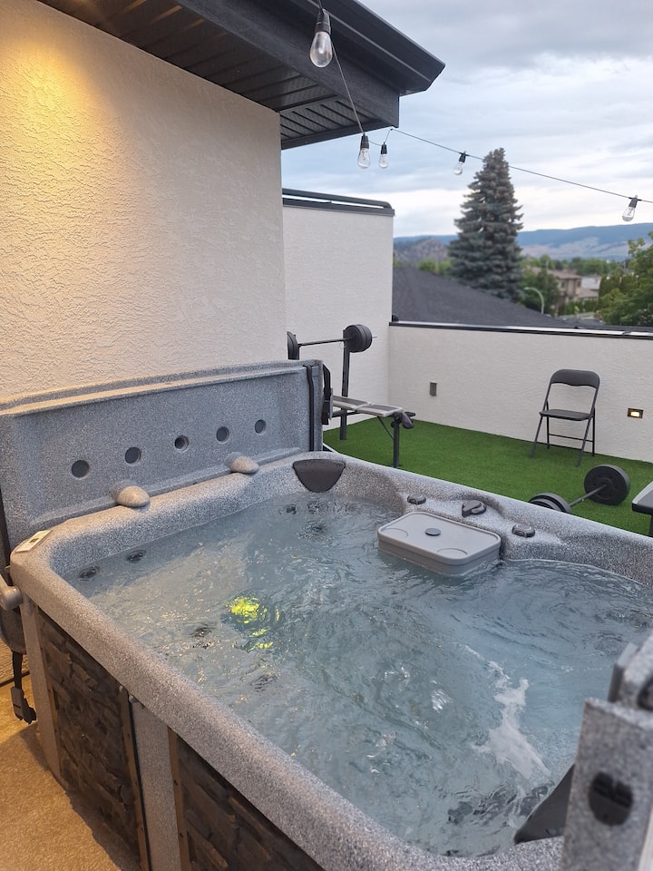 Luxury Townhome Near Park & Lake - Kelowna