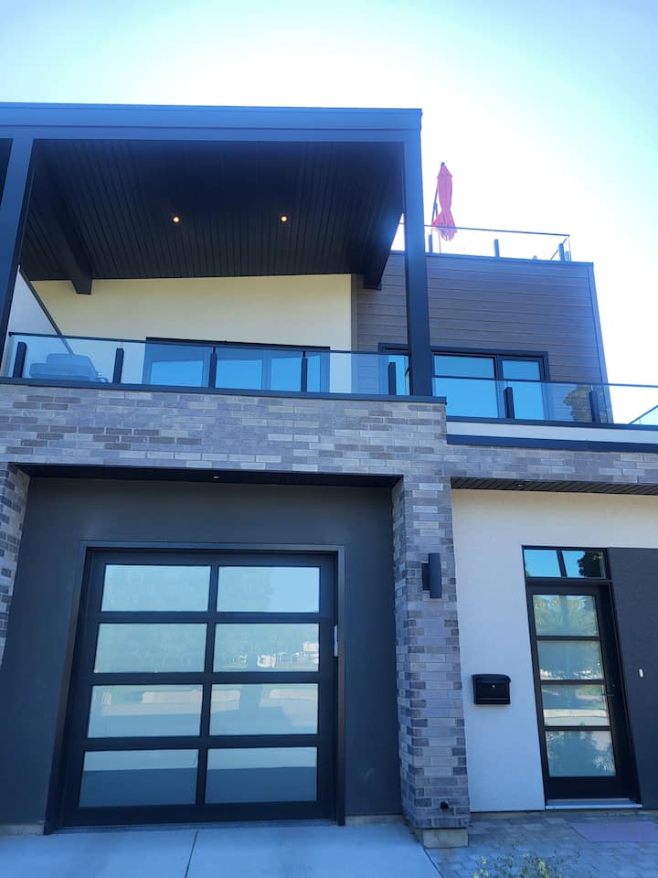 Luxury Townhome Near Park & Lake - Kelowna