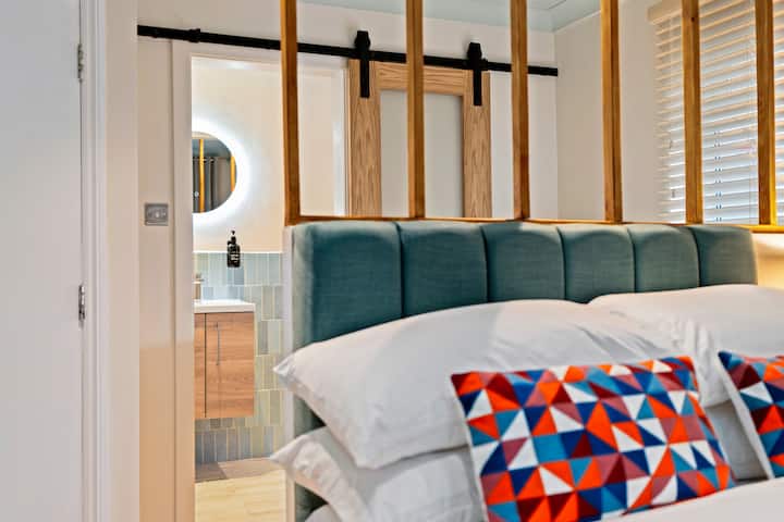 A Spacious Ensuite Room With Patio Access - United Kingdom