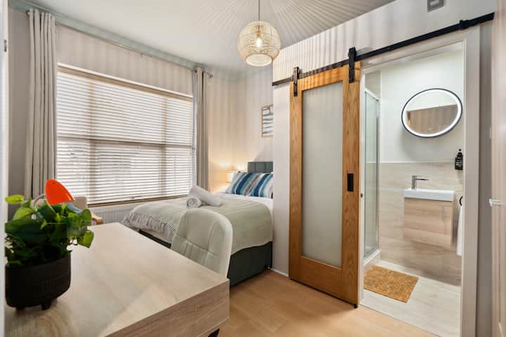 A Modern Ensuite Room With Decicated Workspace - Southampton