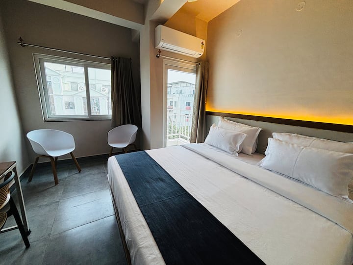 East Wing Bright Room Ostello Isabello + Balcony - Hyderabad