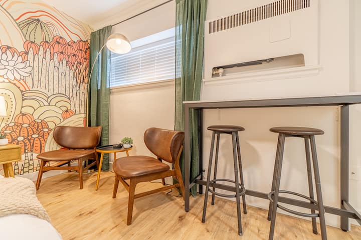 Riverside Glam: Stylish Urban Haven - Reno