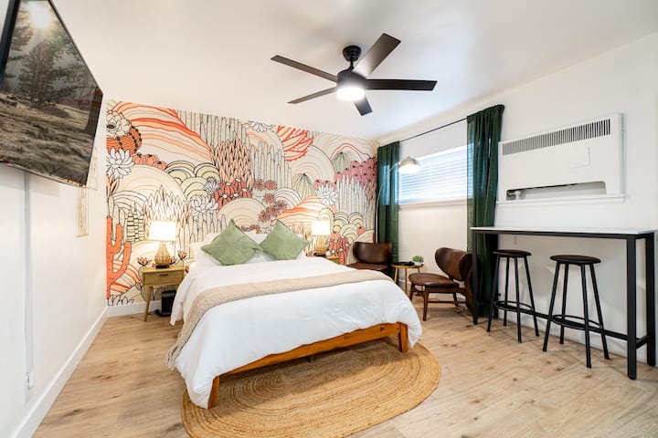 Riverside Glam: Stylish Urban Haven - Reno, NV