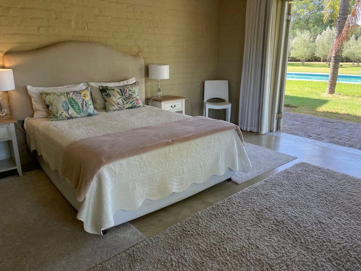 Queen Ensuite, Garden And Pool View - Oudtshoorn