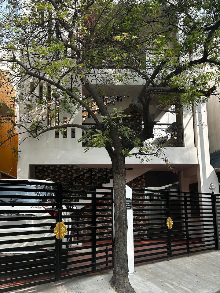 Serene & Cozy Home-2bhk Service Apartment - Csennai