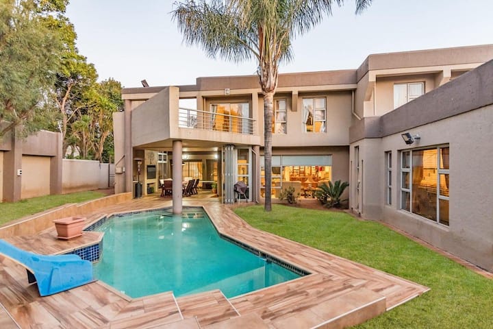 Lux 4-bed Mansion+pool Northclif - Johannesburg