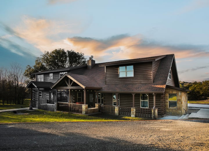 East Wing Spacious Luxury Cabin - Belton, TX