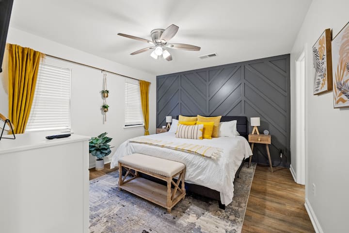 Renovated 4 Bdrm Home With Movie Theater Room - Buford, GA