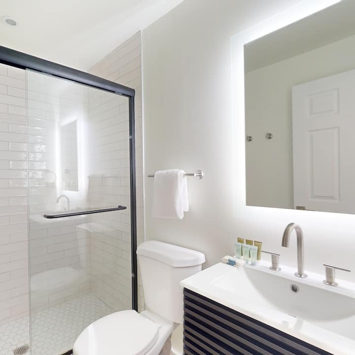 Modern Deluxe Queen Room - Sea Isle City, NJ