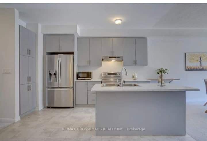 Private & Quiet Spacious Room - Oshawa
