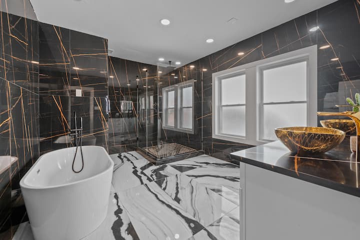 Holiday For Two: Spa Bath & King Suite In Montrose - Houston