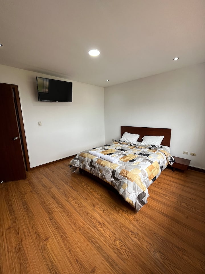 Enorme Casa 5 Room 8 Bed, Seguro - Cuenca