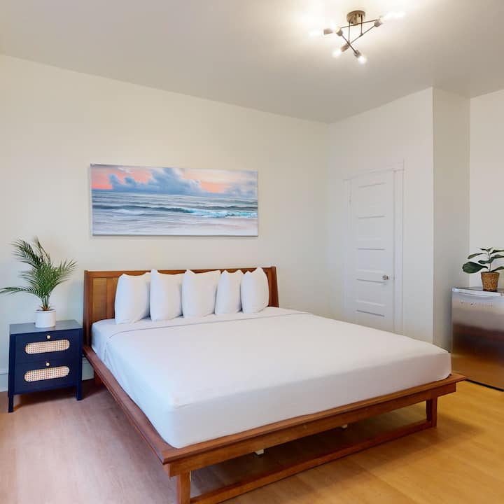 The Cove - Modern King Room - Sea Isle City, NJ