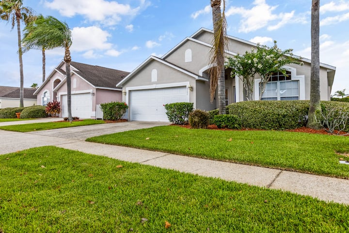 Fishing Lake Resort | Pool Villa - Kissimmee, FL