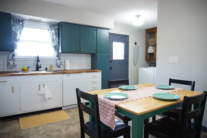 Colorful, Family-friendly 2br Near U Of Illinois - Champaign, IL