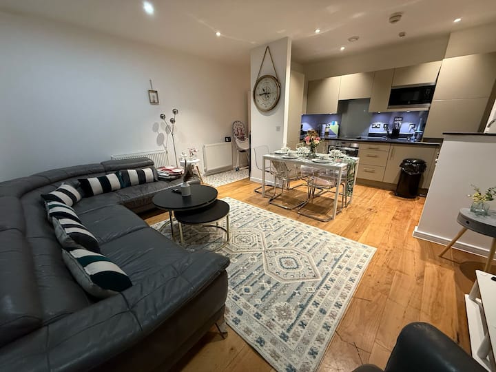 Balcony Breeze: Modern 2-bedroom - Colindale - London
