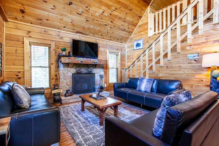 Laketown Bears Retreat: Hot Tub, Lake Access & Fun - Douglas Lake, TN
