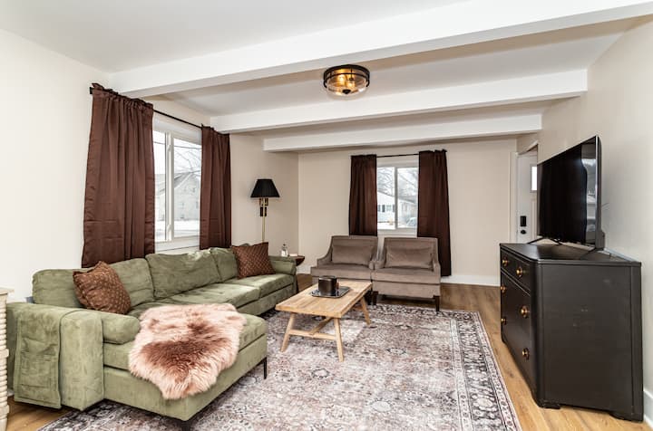 Modern 3br Getaway-stylish, Ames - Iowa State University, Ames