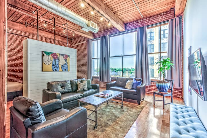 Washington Ave Loft + Sleeps 8 + 24/7 Security - St. Louis, MO