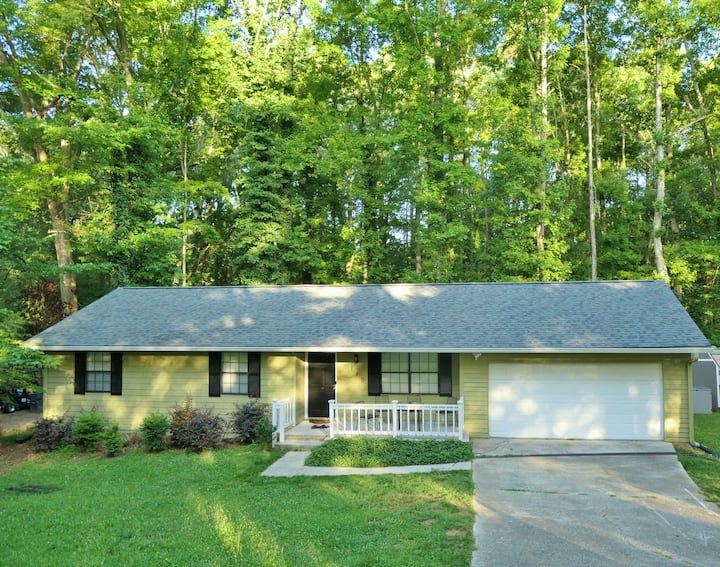 Peachtree Cottage: Central Ptc! - Lake Peachtree, GA