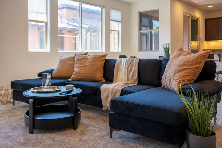 Spacious Condo, Near Disneyland & Knotts - Fullerton, CA