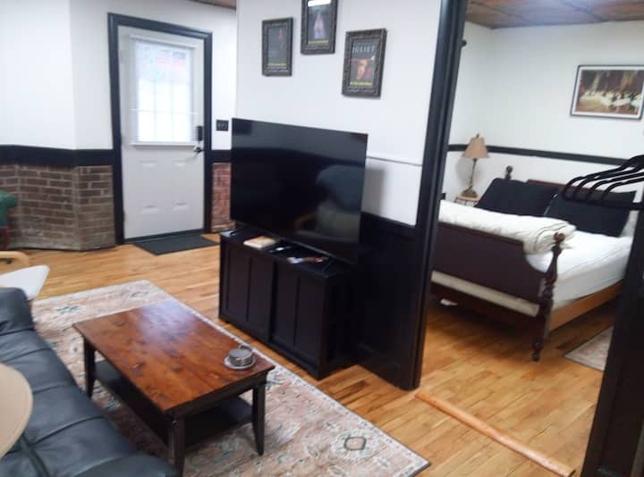 Comfort & Convenience On The Edge Of Downtown - Lynchburg, VA