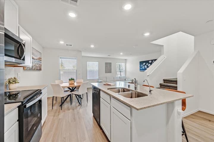 It Happens In Vegas, Townhouse - Henderson, NV