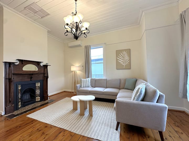 Currawong Corner Cottage - Young