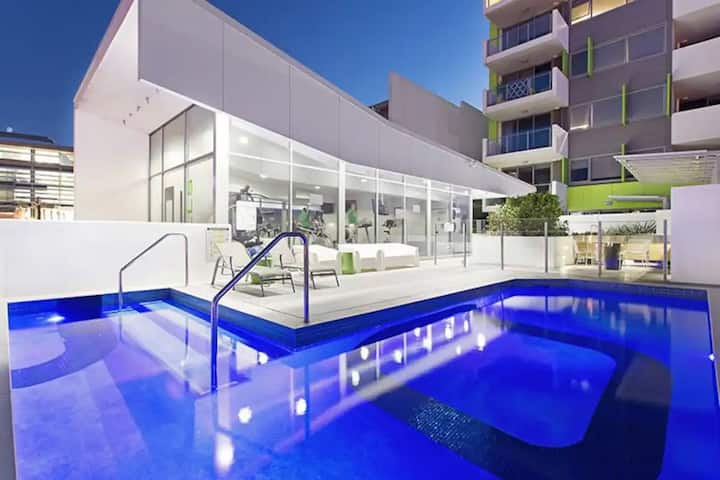 Comfy 2br W Parking, Pool & Large Private Balcony - Brisbane