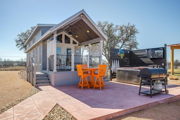 Lakefront Tiny Home With Hot Tub - Granbury, TX