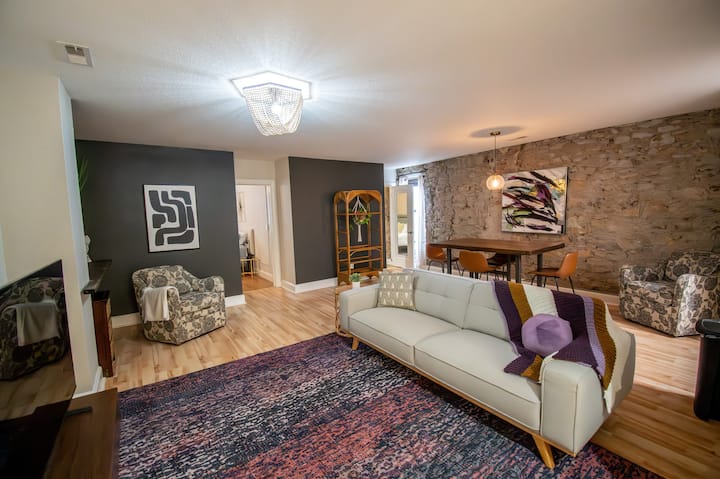 Suite Dreams B - Downtown Lawrence Loft - 로렌스