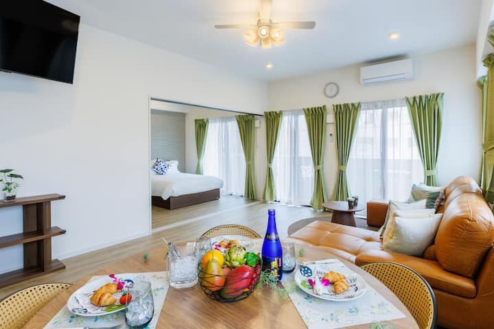 201号室｜秋の夕暮れが美しい浦添で｜静かに過ごす、モダンで広々とした貸切空間 - 宜野灣市