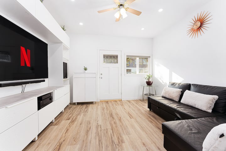 Urban Oasis: Modern 2br By Trendy Commercial Drive - North Vancouver