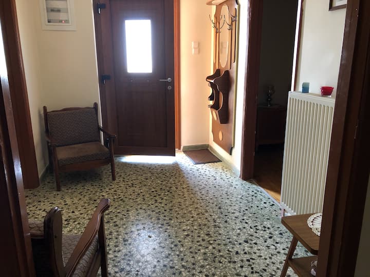 Πετρόκτιστο παραδοσιακό σπίτι μπροστά στη θάλασσα. - Grèce