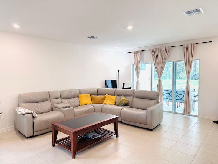 Spacious & Quiet Room - DeLand