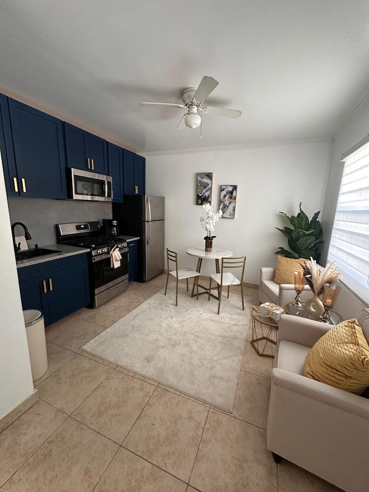 Island Breeze Lux Pool Cottage - Nassau