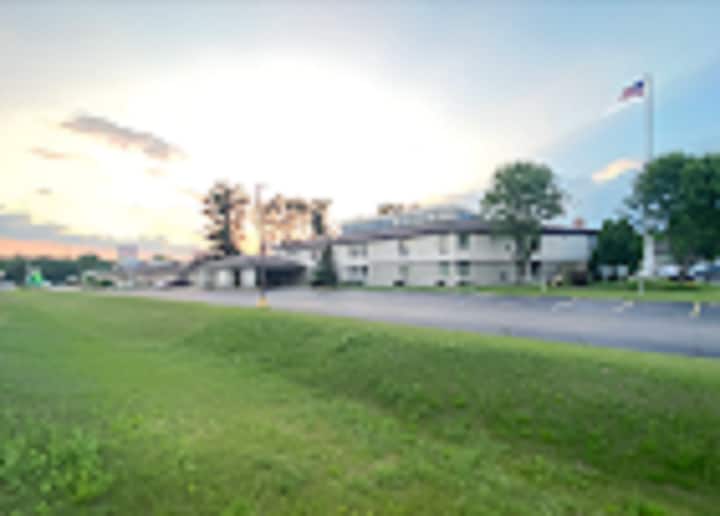 Cozy Hotel Haven –Walk To Top - Stevens Point, WI