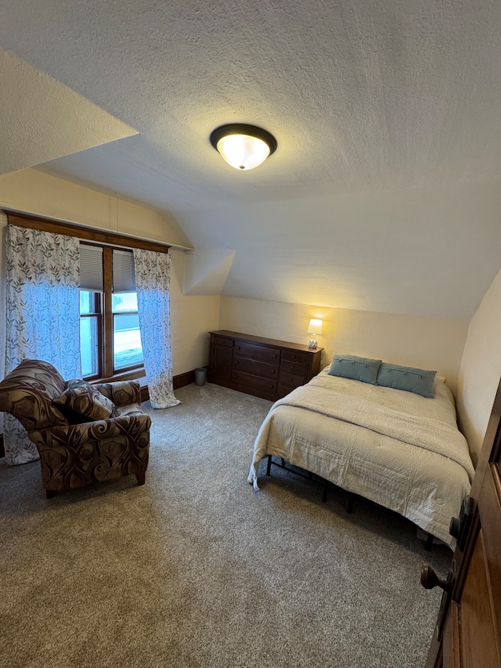 Private Upper Room- Charming! - Marshfield, WI