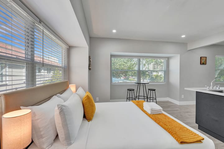 Coastal Charm Studio Pompano - Pompano Beach, FL