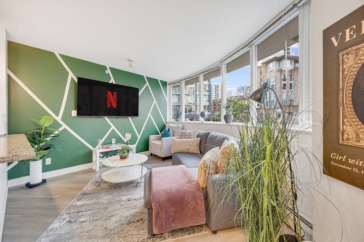 Trendy 2 Bedroom Condo By Arena Dt W/ Free Parking - North Vancouver