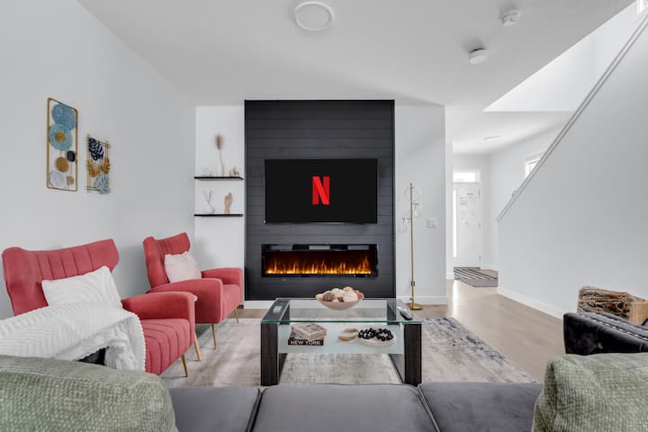 Stylish 4-bed (Mainflr Bed/full Bath) & Fireplace - Canada