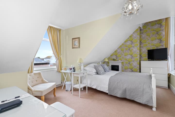 Lovely Double Room With Seaviews In Fabulous B&b - Eastbourne