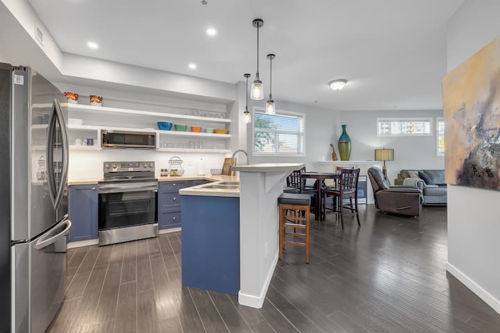Resort Living Downtown Kelowna. Steps To The Beach - Kelowna