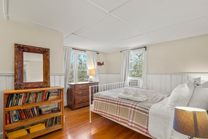 House In The Heart Of Woods Hole - Martha's Vineyard, MA